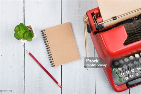 작가 또는 기자 직장흰색 나무 책상에 빈티지 빨강 타자기 개념에 대한 스톡 사진 및 기타 이미지 개념 공부 교육 Istock