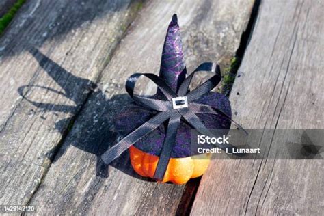 그늘이있는 오래된 나무 널빤지에 마녀의 모자를 쓴 호박 할로윈 개념 0명에 대한 스톡 사진 및 기타 이미지 0명 10월