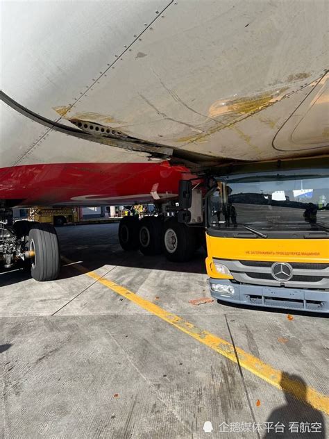 阿联酋航空一架空客a380 861飞机在莫斯科多莫杰多沃机场与一辆地面车辆相撞，飞机整流罩和支撑结构严重受损。腾讯新闻