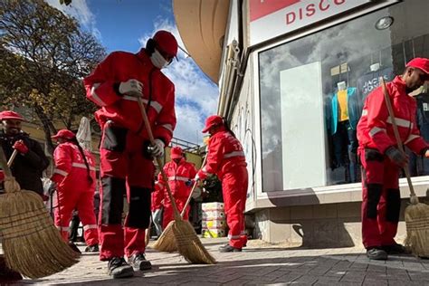 Работници от Шри Ланка се грижат за чистотата на Варна Снимки