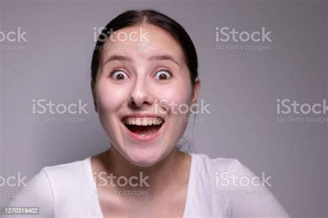회색 배경에 고립 된 갈색 머리 여자를 놀라게했습니다 행복한 여배우 초상화 인간의 감정 얼굴 표정 개념 20 24세에 대한 스톡 사진 및 기타 이미지 Istock