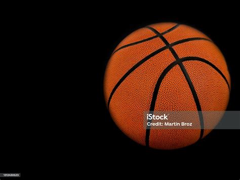 스포츠와 피트니스 의 상징으로 검은 배경에 고립 된 농구는 팀 레저 활동의 0명에 대한 스톡 사진 및 기타 이미지 0명 경쟁 길거리농구 Istock
