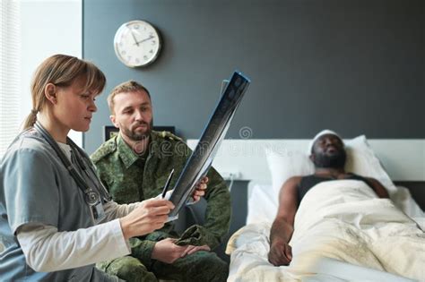 Jonge Verpleegkundige Of Radioloog Die Het Resultaat Van Een Hersenscan