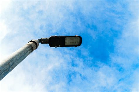 백색 구름과 푸른 하늘 배경에 대한 전기 램프 가로등 램프 그늘 또는 금속 램프 포스트 현대 정원 빛 야외 야외 조명 풍경입니다 야드 진입로에 대한 보도 조명 0명에 대한