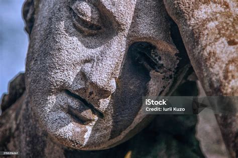 아름 다운 천사의 슬픈 눈동자 고대 조각상의 파편 죽음 고통 및 삶의 끝 개념 가로 이미지입니다 0명에 대한 스톡 사진 및 기타 이미지 Istock