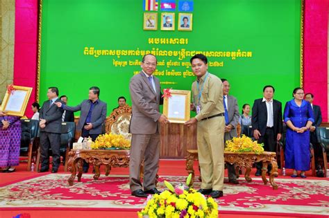 ពិធីប្រកាសចូលកាន់តំណែងមន្ត្រីរាជការសាលាខេត្តកំពតចំនួន ២៥រូប សារព័ត៌មាន នគរវត្ត