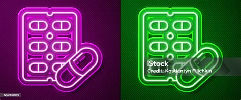 보라색과 녹색 배경에 고립 된 물집 팩 아이콘에 빛나는 네온 라인 알약 태블릿 비타민 항생제 아스피린용 의료용 의약품 패키지 벡터 일러스트레이션 건강 진단에 대한 스톡 벡터
