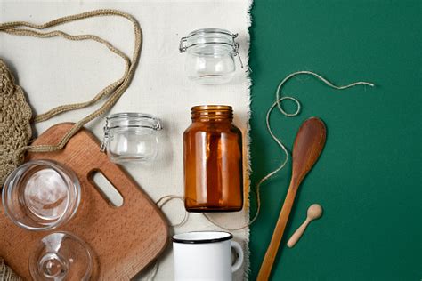 플라스틱 무료 제로 폐기물 쇼핑 및 생활 재사용 재활용 녹색 배경에 과일이나 야채 린넨 식탁보 유리 항아리 컵과 나무 숟가락을위한 수제 생산 가방 0에 대한 스톡 사진 및