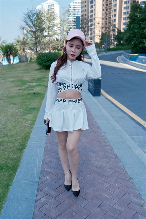 [魔镜街拍] No 115 超短裙肉丝网红艾小青 微图坊