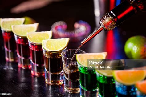 작은 안경에 알콜 음료를 붓는 바텐더에 바 바에서의 화려한 칵테일 개체 그룹에 대한 스톡 사진 및 기타 이미지 개체 그룹 나이트클럽 녹색 Istock