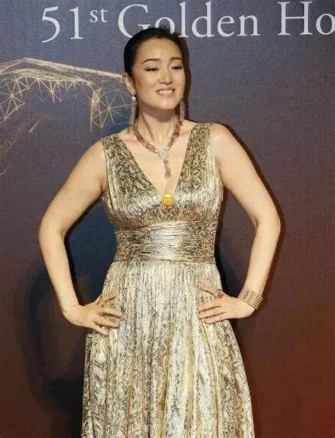57岁巩俐和老公同框似“母子”，胖到快200斤打扮像妇女，74岁老公时髦似小伙