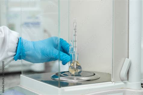 Foto De Analyst Is Weighing The Pycnometer Contain Liquid Sample For The Test Of Density