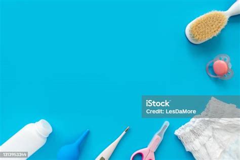아기 위생 평면 레이아웃 상단 보기 텍스트 복사 공간을위한 액세서리 및 화장품 세트 파란색 배경에 신생아 치료를위한 위생 제품 아기 배경 0명에 대한 스톡 사진 및 기타