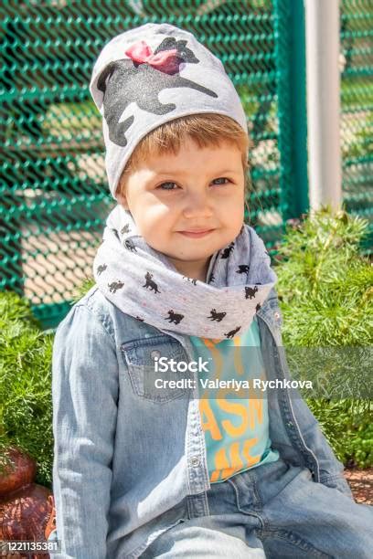 행복한 아기는 도시 시골 길을 걷고있습니다 밝은 봄 사진입니다 청바지와 재킷을 입고 아이 어린 시절 따뜻한 날씨 행복한 유아