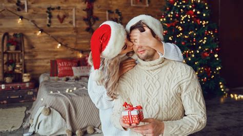 Cum să îți surprinzi partenerul de viață în această perioadă festivă idei romantice de Crăciun