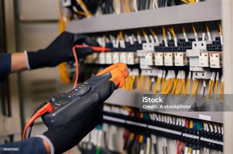 전기 엔지니어 작업 테스터 는 전기 캐비닛 제어에서 전력 전기 라인의 전압과 전류를 측정하고 릴레이 보호 시스템에 전선 베이 제어 장치 중간 전압 개폐기 기술자에 대한 스톡