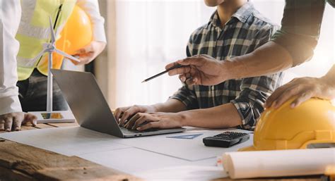 건축가 건설 엔지니어는 직장에서 어려운 프로젝트를 계획합니다 2명에 대한 스톡 사진 및 기타 이미지 2명 개념 건설 산업 Istock