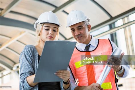 두 명의 엔지니어가 작업 현장의 체크리스트를 통해 작업을 확인합니다 20 24세에 대한 스톡 사진 및 기타 이미지 20 24세 2명 40 44세 Istock