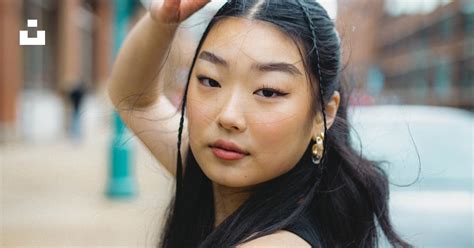 검은 드레스를 입은 여자가 차 옆에 서 있다 사진 Unsplash의 무료 머리 이미지