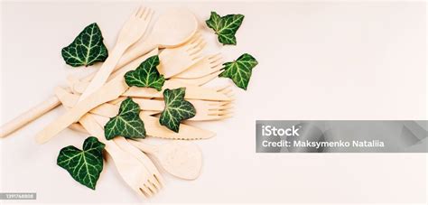 흰색 배경에 환경 친화적 인 일회용 주방 용품 용품 배너 나무 포크 숟가락 제로 폐기물 공간을 복사합니다 환경 친화적 인 나무