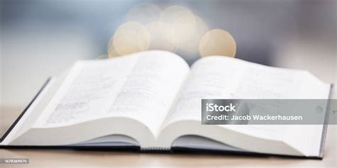 기도 영적 신앙 또는 하나님께 대한 거룩한 예배를 위해 탁자 위에 있는 종교 기독교 및 성경 책 공부 기도 읽기 그리스도 희망 또는 복음 이야기를 읽기 위해 열린 성경예수