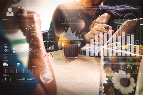 앉아 두 디자이너 동료와 함께 사무실 커피 브레이크 효과 필름 필터 컵 커피 꽃 꽃병 대리석 책상에 스마트 키보드 도킹 디지털 태블릿을 통해 채팅 공연에 대한 스톡 사진 및