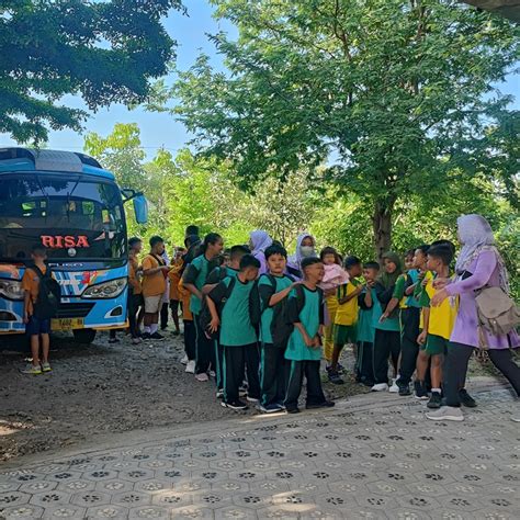 Foto Outing Class Kunjungan Sekolah • Makanan Rumahan Dalam Kemasan Asal Indonesia Ikan Olahan Foto Outing Class Kunjungan Sekolah • Makanan Rumahan Dalam Kemasan Asal Indonesia Ikan Olahan