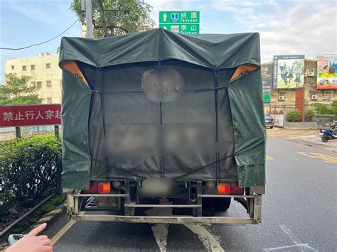 新莊死亡車禍關鍵影像曝光！27歲女先擦撞機車倒地 才被大貨車輾斃 Yahoo奇摩汽車機車