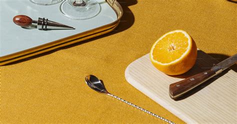 프로세코 잔과 프로세코 칵테일 틴토레토 스프리츠 베네치아노 레몬 셔브드 팝 컨템포러리 스타일 사진 Unsplash의 황색 이미지