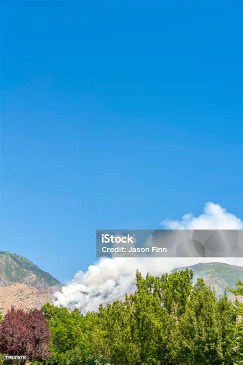 화창한 날에 는 슬로프와 맑은 푸른 하늘에 대한 연기와 산에서 화재 0명에 대한 스톡 사진 및 기타 이미지 0명 나무 낮 Istock