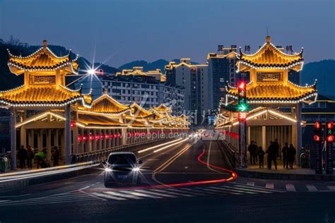 湖北竹山小城夜景流光溢彩 人民图片网