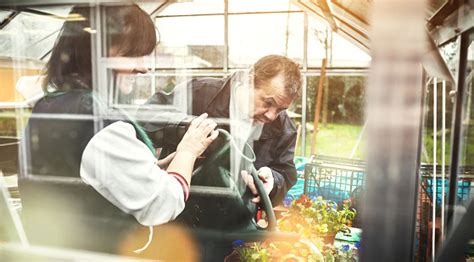 식물 과학 지속 가능성 식물을위한 사람과 물 농업 연구 및 온실 농장 혁신 친환경 지구를 위한 성장 마인드셋 협업의 남자 여자 과학자 팀워크 2명에 대한 스톡 사진 및 기타