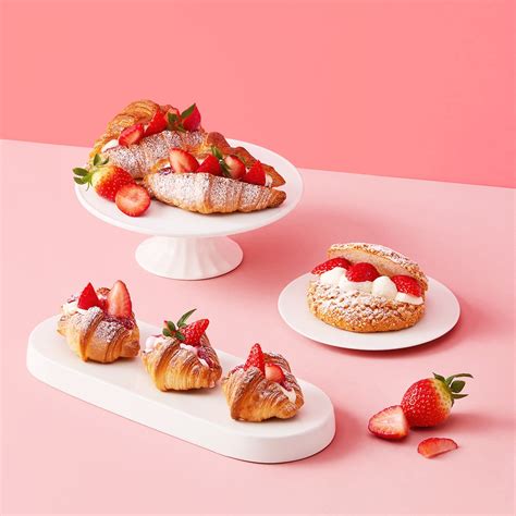 파리크라상 🍓딸기 명가 파리크라상의 2025 딸기 페어🍓 올해도 싱그러운 딸기를 가득 담아 찾아왔어요 놓치면 후회할 딸기 디저트 컬렉션 미리 보기🔍 상큼한 딸기 루바브