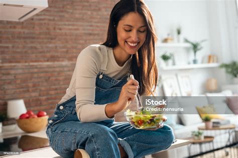 집에서 부엌 식탁에 앉아서 건강한 샐러드를 먹는 웃는 여자 건강한 식생활에 대한 스톡 사진 및 기타 이미지 건강한 식생활 여자 건강한 생활방식 Istock