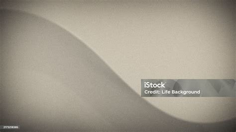 부드러운 베이지와 그레이 톤의 모노크롬 추상 그라데이션으로 거친 질감이 특징입니다 이 4k 디자인은 미니멀한 배경과 전문적인 배경 화면에 적합합니다 0명에 대한 스톡 벡터