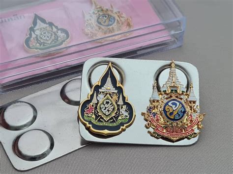 การประดับเข็มกลัดที่ระลึก 72 พรรษา เข็มตราสัญลักษณ์ เครื่องราชอิสริยาภรณ์ เหรียญประดับแพร