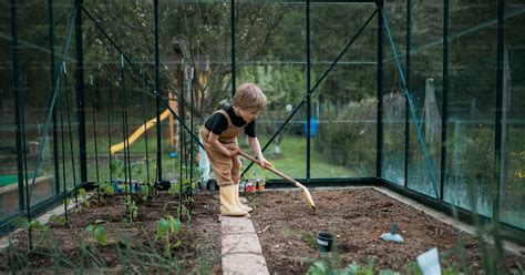 온실과 식물을 돌보고 토양을 파고 정원 가꾸기를 배우는 어린 소년 사진 Unsplash의 야채 이미지