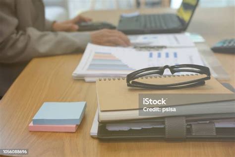 사업 문서 작업입니다 시작 남자는 직장에서 재무 데이터를 분석 합니다 계산기에 대한 스톡 사진 및 기타 이미지 계산기 계획 금융 Istock
