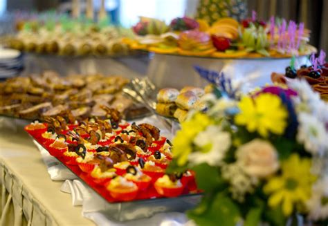 დელიკატო საკვები ადგილზე მიტანით ფურშეტი ლანჩი ყავაზე შესვენება კერძების ადგილზე მიტანა