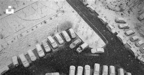 흰색 바닥 타일에 흰색과 검은색 플라스틱 용기 사진 Unsplash의 무료 자동차 이미지