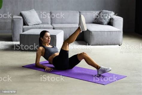 젊은 스포티 한 여자 연습 십자형 운동 자전거 크런치 포즈 운동 가냘픈에 대한 스톡 사진 및 기타 이미지 가냘픈 백인종 보살핌 Istock