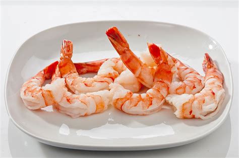 찐된 점보 머리 새우 델리 잎과 레몬으로 흰색 배경에 흰색 접시에 0명에 대한 스톡 사진 및 기타 이미지 0명 갑각류 건강한 생활방식 Istock