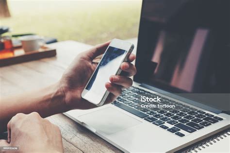 비즈니스 사람 나무 테이블에 휴대 전화 및 노트북을 들고 빈티지 톤 가까운에 대한 스톡 사진 및 기타 이미지 가까운 개념