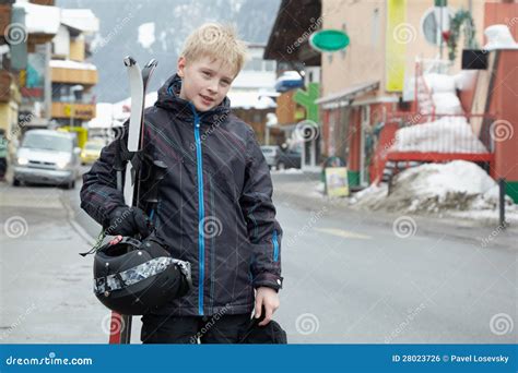 Junge Im Skianzug Mit Ski Und Sturzhelm In Den H Nden Stockfoto Bild Von Kleidung Jugendliche