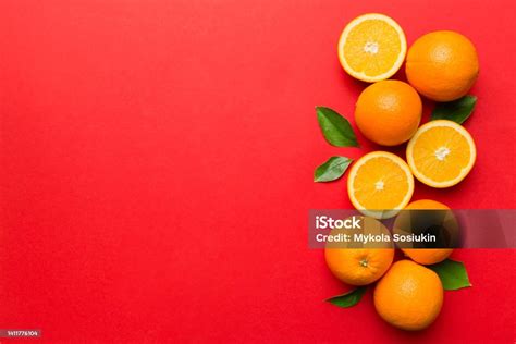 컬러 배경에 신선한 과일 오렌지 슬라이스 맨 위 보기입니다 공간을 복사합니다 창조적 인 여름 개념 복사 공간이있는 최소한의 평평한 평지에감귤류의 절반 0명에 대한 스톡 사진