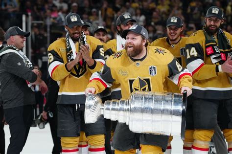 Ex Maple Leaf Phil Kessel Brings The Stanley Cup Back To Toronto Again