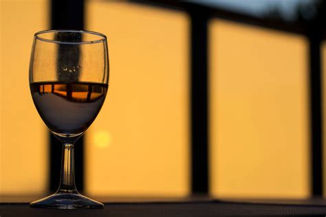무료 이미지 음주 적포도주 자료 와인 병 와인 잔 리큐어 유리 잔 주류 증류수 마시는 것 2592x1728 69275 무료 이미지 Pxhere