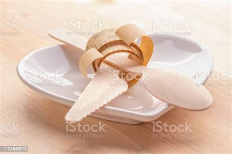 측정 테이프 칼 포크와 빈 접시 나무 테이블에 다이어트 식품 0명에 대한 스톡 사진 및 기타 이미지 0명 가냘픈 가정 생활 Istock