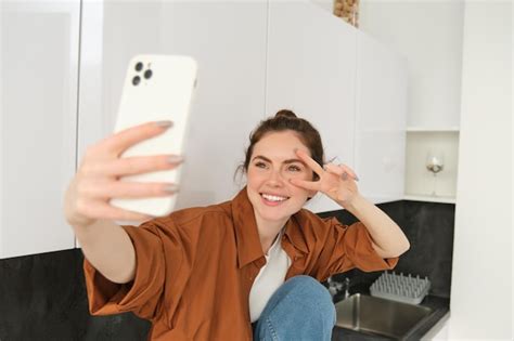 Porträt Einer Schönen Jungen Frau Die Mit Ihrem Smartphone Ein Selfie Macht Und Mit Hilfe Einer
