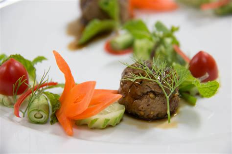 향신료와 소스와 함께 흰색 접시에 음식 크리에이 티브 디자인 고급 호텔에 대한 스톡 사진 및 기타 이미지 고급 호텔 깨끗한 디자인 Istock